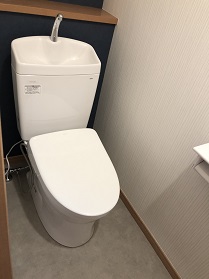 施工事例：TOTO トイレリフォーム ピュアレストQR、ウォシュレットアプリコットシリーズF4A 交換施工事例 立川市編｜有限会社浅見商店－省エネ給湯器・オール電化工事・太陽光発電・リフォーム全般